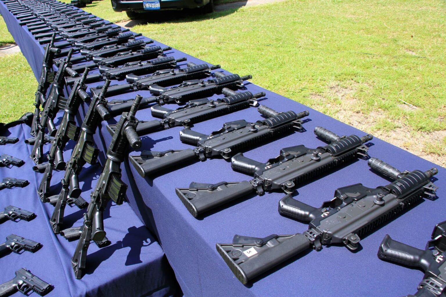 PNC recibe amplio donativo de armamento para combatir a las pandillas ...