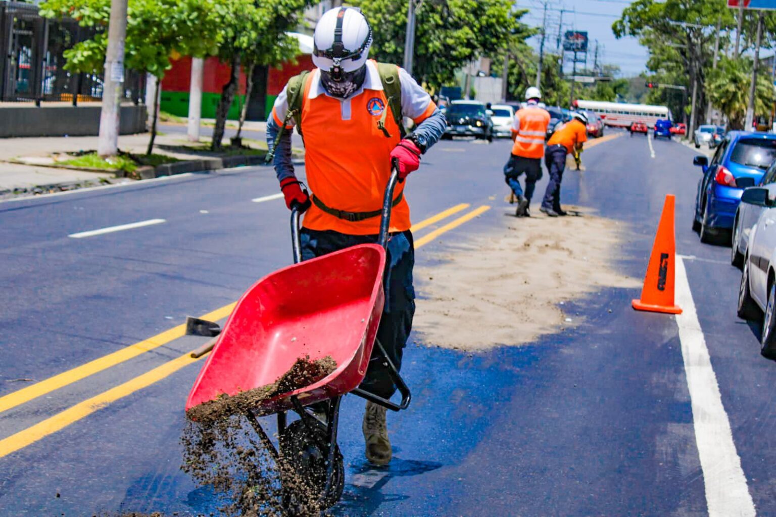 Limpian derramamiento de aceite en carretera Los Chorros y 29 calle ...
