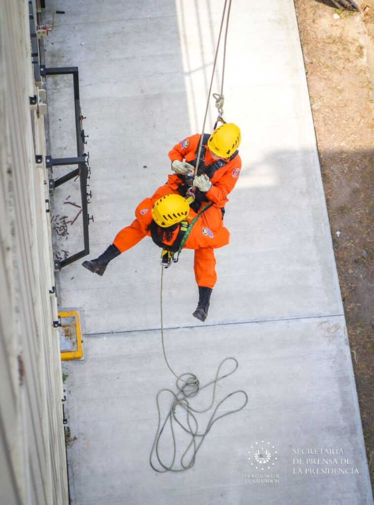Cuerpo de Bomberos realiza ejercicios de rescate vertical - Noticias La Gaceta