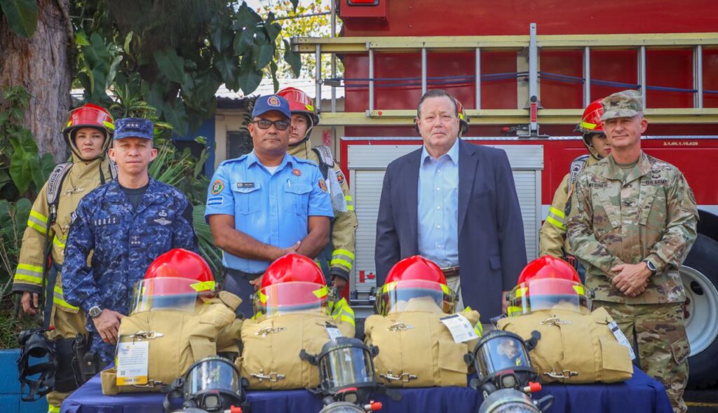 Cuerpo de Bomberos recibe nuevos trajes para el combate de incendios - Noticias La Gaceta